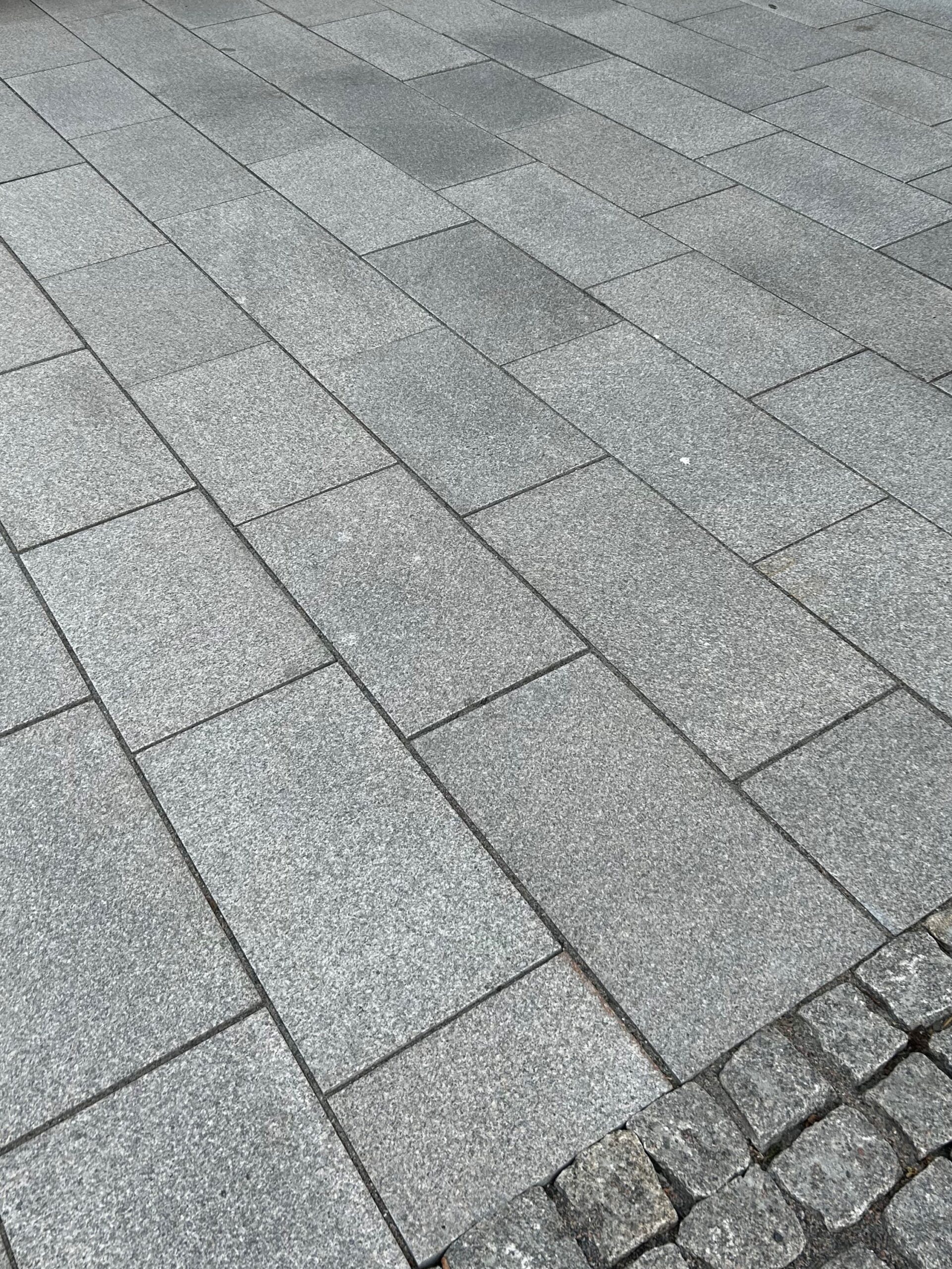 Gatsten och Hällar av Kullagranit - Naturstenskompaniet